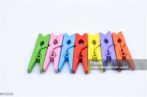 옷 말뚝 수집 나무로 된 화려한 빨래집게의 세트입니다 노란색 녹색 빨간색 파란색 분홍색 및 주황색 옷 못 사실적인 복고풍 디자인 흰색 배경에 격리 0명에 대한 스톡 사진 및