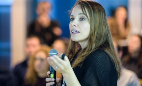 Д р Жизел Бейкър Пълното преминаване към Iqos намалява риска за пушачите Cross Bg