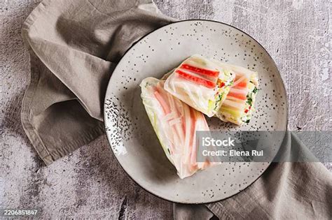 라이스 페이퍼에 스프링롤을 클로즈업하고 게 스틱 오이 채소 소스를 올려 위에 올려 놓습니다 Washi Paper에 대한 스톡 사진 및 기타 이미지 Istock