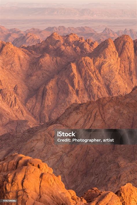 산에서 아름다운 전망 파노라마 아침 푸른 안개를 통해 눈에 보이는 실루엣과 산맥 시내 산에 대한 스톡 사진 및 기타 이미지 시내 산 0명 경관 Istock