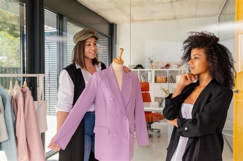 Магазин одежды с манекеном крупным планом Бесплатно Фото