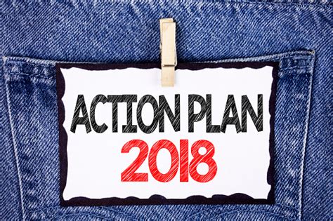 텍스트 기호 보여주는 액션 플랜 2018입니다 개념 사진 계획 대상 활동 생활 목표 개선 개발 청바지 배경 클립 매달려 화이트 스티커 메모 용지에 작성 된 개발에 대한 스톡
