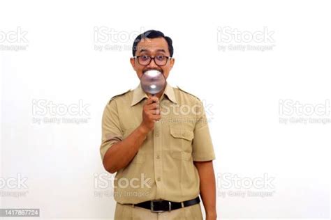 재미있는 인도네시아 정부 직원이 돋보기를 들고 서 있습니다 흰색에 고립 됨 35 39세에 대한 스톡 사진 및 기타 이미지 35 39세 갈색 검사 보기 Istock