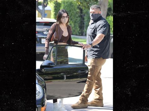 Kendall Jenner S Driving Around Town With Massive Bodyguard