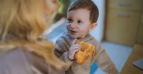 가정의 가족 귀여운 금발 금발의 돌보다 따뜻함 먹는 미소 배고픈 부모 빵 사람 사랑 상호 작용 소년 스낵 실내 아기 아늑한 아이 아침