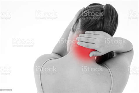 검은 색과 흰색 여성의 샷은 지치고 목과 머리 통증과 붉은 반점이있는 고립 된 흰색 배경에 부상으로 고통받고 있습니다 건강 관리