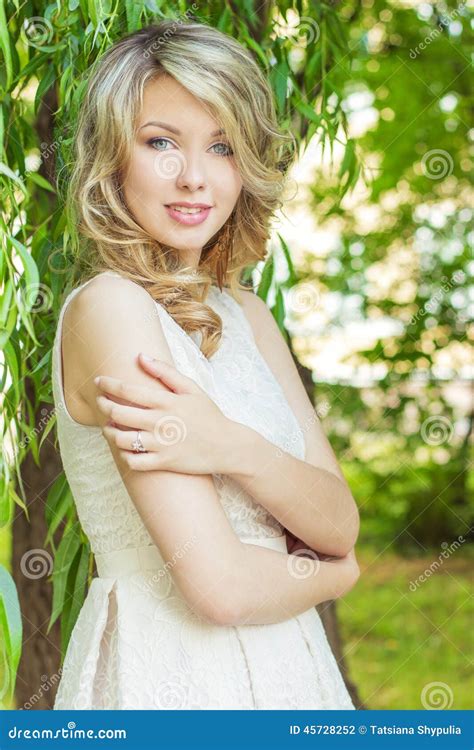 Портрет красивой сексуальной девушки с большими полными губами с белыми волосами в белом платье