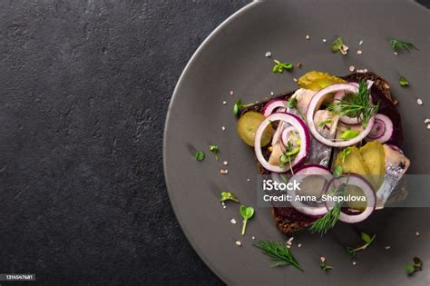 어두운 호밀 빵 사탕무 절인 청어 절인 오이 붉은 양파를 곁들인 열린 산위치 Smorrebrod에 대한 스톡 사진 및 기타 이미지 Smorrebrod 건강한 생활방식