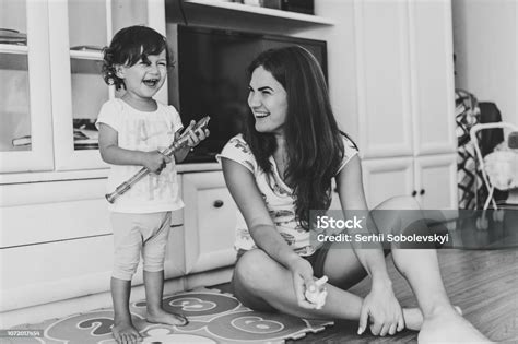 엄마와 딸 장난감 가정에서 실내 룸에서 게임에서 개최 행복 한 가족 초상화 어머니와 여자 가족 휴가의 개념 닫습니다 행복의 감정 흑인과 백인 사진입니다 Theatrical