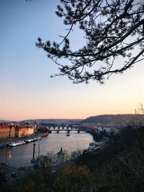 배경에 다리가있는 강의 전망 사진 Unsplash의 무료 풍경화 이미지
