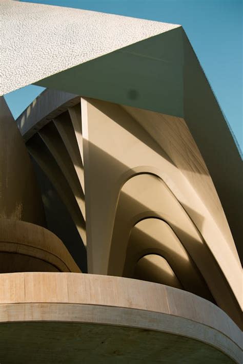 가벼운 강철 건물 외관 건물 외장 건축 건축 세부 곡선 공공 건물 구조 공학 구조 설계 그림자 기술적 경이로움 기하학적 모양 도시 경관 도시 풍경