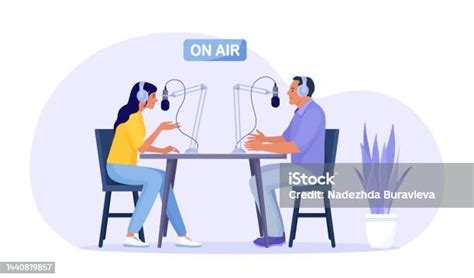 라디오 방송국에서 손님을 인터뷰하는 라디오 호스트 스튜디오에서 팟캐스트를 녹음하는 마이크와 이야기하는 헤드폰을 쓰고 있는 남자와 여자 매스 미디어 방송 라디오에 대한 스톡