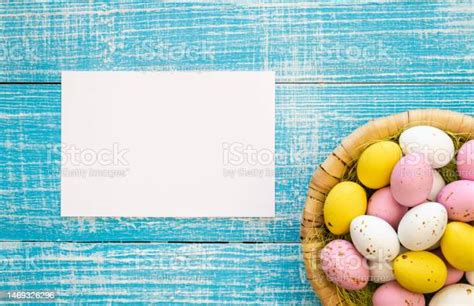초콜릿 달걀과 빈 종이 평평한 누워 복사 공간이 있는 부활절 배경 0명에 대한 스톡 사진 및 기타 이미지 0명 계절 공란 Istock