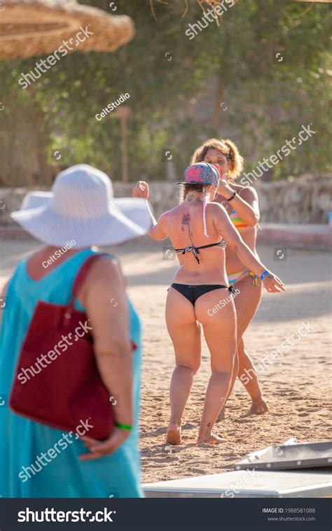 Categoría Granny On A Nude Beach De Fotos E Ilustraciones De Stock 1