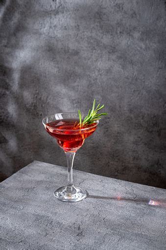 여름 상쾌한 알코올 칵테일 신선한 로즈마리로 장식 된 라즈베리 레모네이드 반짝이는 물을 곁들인 여름 라즈베리 음료 공간을 복사합니다 0명에 대한 스톡 사진 및 기타 이미지