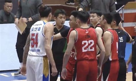 Basketball Top5 影快訊sbl季後賽火爆場面不斷！老將吳岱豪遭台銀小將偷推 雙拳緊握上前教訓台銀球員一擁而上抵抗學長