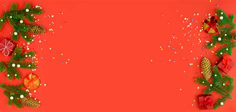 크리스마스 플랫은 전나무와 빨간색으로 장식된 배경을 놓았다 플랫 레이 디자인을위한 여유 공간배너 공휴일에 대한 스톡 사진 및