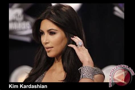 Kim Kardashian Giving Birth