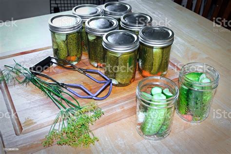 통조림과 신선한 오이로 가득한 피클 항아리테이블 보기 통조림 제조에 대한 스톡 사진 및 기타 이미지 통조림 제조 항아리 채움 Istock
