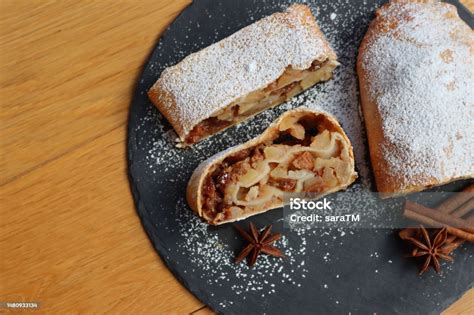 계피와 가루 설탕을 곁들인 사과 슈트 루델은 테이블에 슬레이트 돌 접시에 조각으로 자른다 0명에 대한 스톡 사진 및 기타 이미지 0명 가루 설탕 건포도 Istock