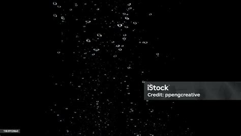 탄산음료의 가스 파워에 의해 형성된 작고 큰 원 감촉이 검은 색 배경에 상쾌한 순간을 만들어 내 소다물 거품이 튀기고 물 표면의 상부에 떠있는 흐릿한 이미지 기포에 대한