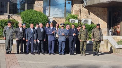 С военен ритуал въздушен поздрав изложби и прожекция в Ловеч бяха отбелязани 45 години от