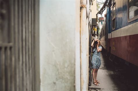 기차에 서 있는 동안 카메라에서 사진을 찍는 여자의 전체 길이 30 34세에 대한 스톡 사진 및 기타 이미지 30 34세 교통수단 기차 Istock
