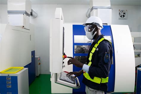 직장에서 Cnc 밀링 절단기를 운영하는 아프리카 계 미국인 기술자 엔지니어 고급에 대한 스톡 사진 및 기타 이미지 고급 공학 엔지니어 Istock