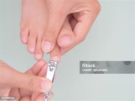 가족 활동 어머니 손 손톱 깎기를 사용 하 여 아이 대 한 손톱을 잘라 가위에 대한 스톡 사진 및 기타 이미지 가위 가족 건강한 생활방식 Istock