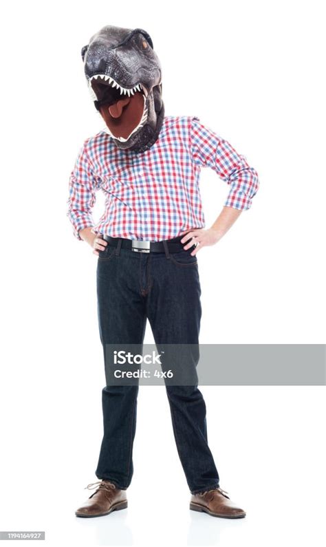 전체 길이 1 인 전면 2029세 성인 잘생긴 사람들 코 카 서 스 젊은 남자 남성 착용 깅 엄 청바지 마스크변장 의상 흥분 행복 미소 유머 공룡 마스크를 착용 20 29