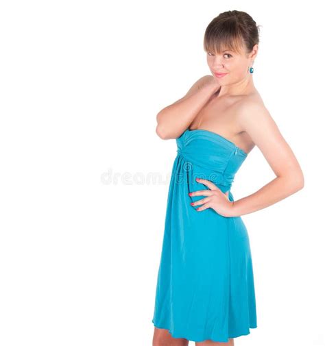 Модная молодая женщина в красивейшем голубом платье представляя на студии Стоковое Фото