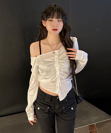 흐릿 새틴 글로시 언발 크롭 셔링 오프숄더 셔츠 블라우스 3colors