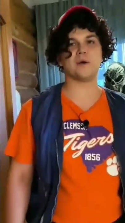 БЮДЖЕТНЫЙ КОСПЛЕЙ на очень странные дела смех косплей Meelskel Youtube