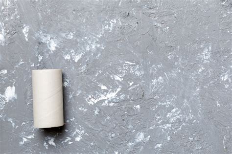 빈 화장지 롤과 컬러 배경에 텍스트를위한 공간이있는 평평한 누워 구성 크래프트 종이 또는 판지로 만든 금속 플러그 끝이있는 재활용 가능한 종이 튜브 0명에 대한 스톡 사진