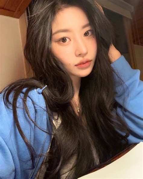 무속연구가무당노슬비 노주은 포켓무당비비 를 닮은 비비카 겟 🩵🐰🩵 컨셉에 맞춰서 나도 토끼 모자 썻음 😖 비비가 나 이번달에 차 산다고 하길래 선물 받은지 얼마