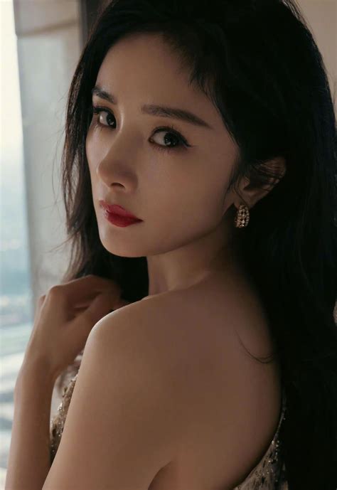 杨幂穿高开叉鎏金长裙秀美腿，冷艳高贵，明艳动人！