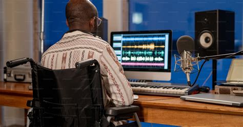 스튜디오의 컴퓨터 모니터 앞 테이블에 앉아 녹음 프로그램을 사용하는 장애인 남성의 뒷모습 사진 Unsplash의 컴퓨터 키보드 이미지