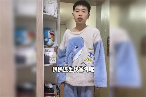 儿子这样子哄妈妈开心真是非常的有才有这样的儿子很幸福 儿子 开心 妈妈