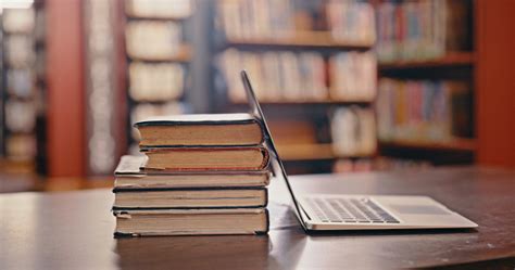 도서관 배경 대학 학교 또는 대학에서 연구 연구 및 학습을 위한 테이블과 노트북에 있는 책 책상 위의 Pc로 언어 교육 또는