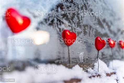 흰텍스트 사랑과 발렌타인 데이에 행복의 개념에 대 한 공간을 가진 추상 배경으로 창의 전경색에 흐려 읽기 마음 훈장 겨울에 대한