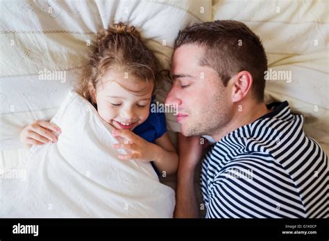 Padre E Hija Acostada En La Cama De Sus Padres Durmiendo Sonriendo Fotograf A De Stock Alamy