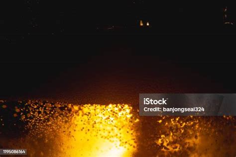 맥주 배경의 유리에 물 방울의 닫기 이슬 맥주 유리 병 질감 0명에 대한 스톡 사진 및 기타 이미지 0명 가까운 금색 Istock