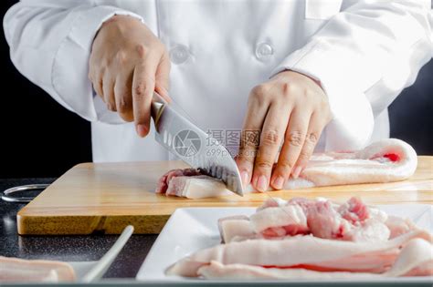 在切肉板上切大高清图片下载 正版图片503150087 摄图网