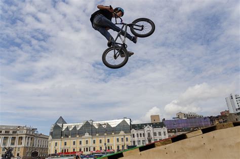 남자 Bmx 자전거와 함께 점프를 하 고입니다 Bmx 자전거타기에 대한 스톡 사진 및 기타 이미지 Bmx 자전거타기 가을