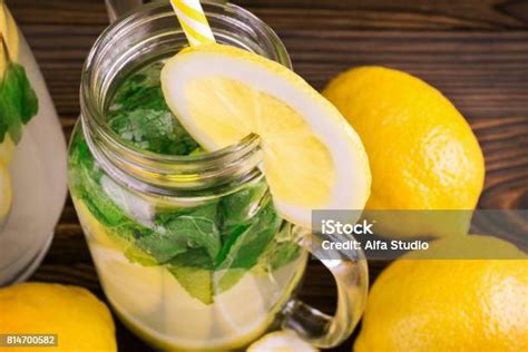 테이블 배경 석 용기와 신선한 밝은 그린 민트 시트 러 스 레몬 주스와 생 수 한 잔에 맛 있는 하 고 다 색 신선한 스무디의 최고 보기 0명에 대한 스톡 사진 및 기타