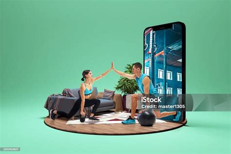 디지털 피트니스 가상 코칭 집에서 훈련하고 화면에 나오는 남자 코치에게 가상으로 하이파이브를 하는 여성 합성 이미지 콜라주 컴포지트 이미지 콜라주 20 24세에 대한 스톡