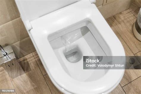 화장실에 흰색 변기 그릇 플러시 화이트 화장실의 근접 촬영 보기 변기에 물이 소용돌이 칩니다 0명에 대한 스톡 사진 및 기타 이미지 Istock