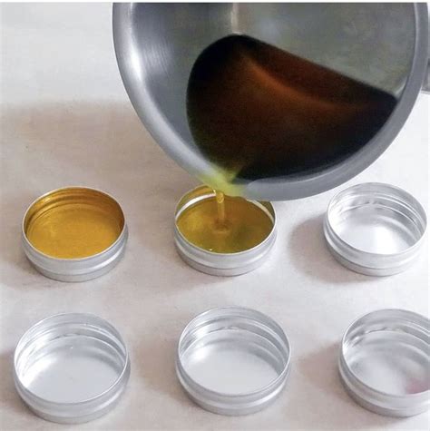 Процесс разлива твердых духов | Profumi solidi fai da te, Profumo ...