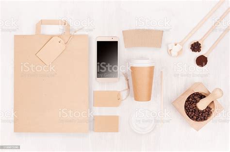 브랜드 정체성에 대 한 커피숍 템플릿흰색 나무 보드 평면도에 커피 원두와 빈 가방 전화 라벨 카드 박격포와 갈색 종이 컵 가방에 대한 스톡 사진 및 기타 이미지 Istock