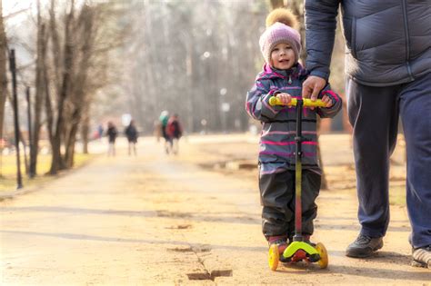 아버지는 봄 공원에서 노란색 스쿠터에 모자와 바지에 어린 딸을 운반 2명에 대한 스톡 사진 및 기타 이미지 2명 가을 가족 Istock